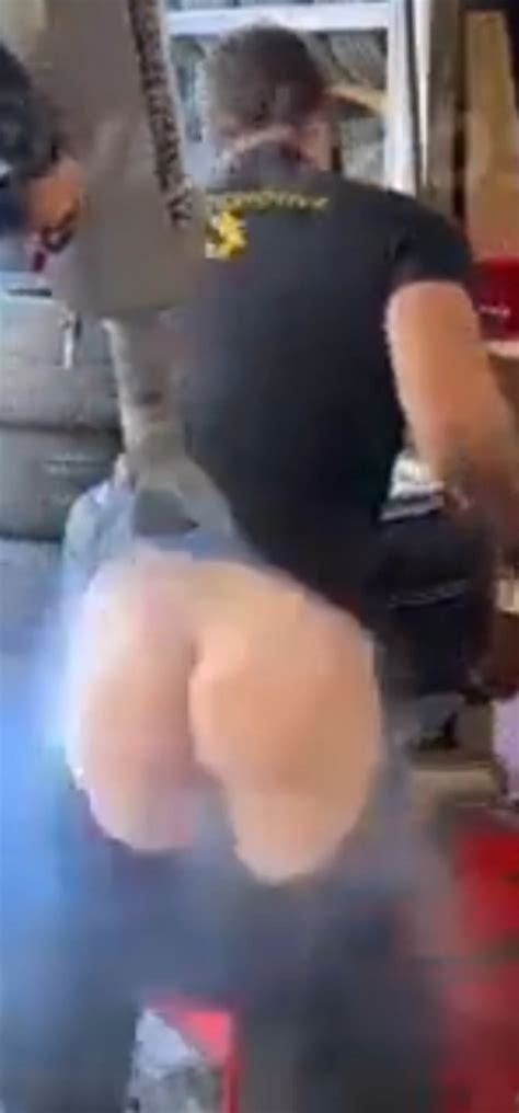 A Mechanic Has A Wardrobe Malfunction Thisvid Com T Rk E