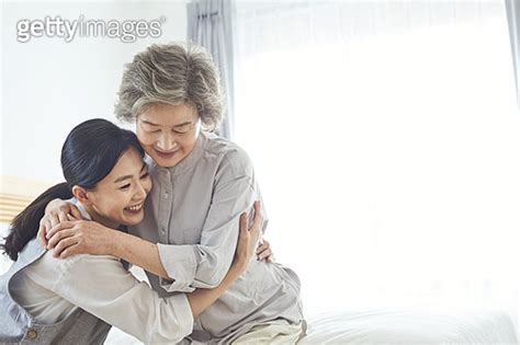 노인여자 성인여자 노인문제 요양원 양로원 간호조무사 간호사 도움 컨셉 간병인 의료계종사자 의료봉사 사회복지 미소 만족 자원봉사자 역할