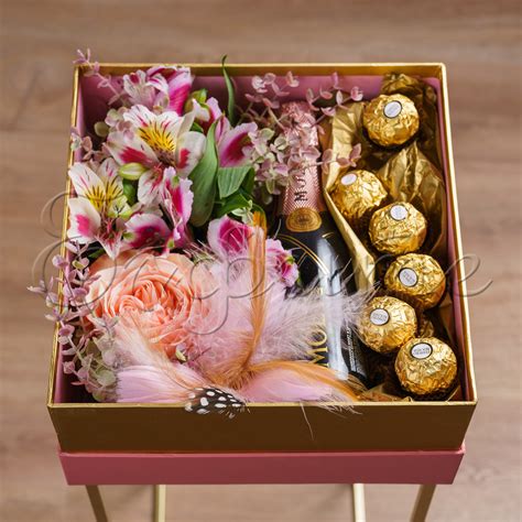 Кутия с цветя Моет Шандон и бонбони