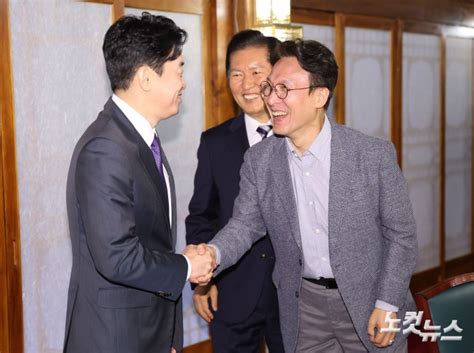 인사하는 김민석 국무총리 강훈식 대통령비서실장