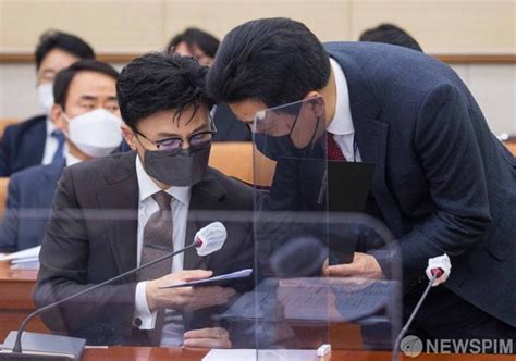 대화 나누는 한동훈 장관 네이트 뉴스