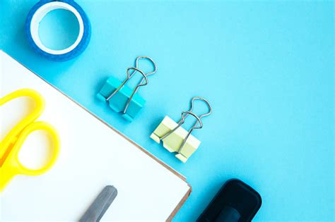 밝은 파란색 배경에 마커 스카치 노란색 가위 및 클립이있는 흰색 오픈 노트북 가위에 대한 스톡 사진 및 기타 이미지 가위 개체 그룹 고정됨 Istock