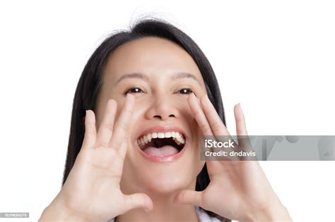 하얀 배경에 고립된 기쁨을 외치는 아시아계 미국인 긍정적인 감정 표현에 대한 스톡 사진 및 기타 이미지 긍정적인 감정 표현