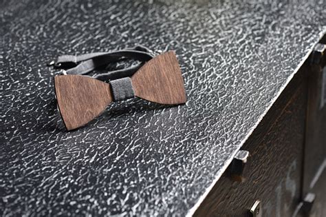 철 거친 표면에 회색 직물을 가진 세련 된 남자의 갈색 나무 나비 넥타이 잔인 한 남자를 위한 액세서리 0명에 대한 스톡 사진 및 기타 이미지 Istock