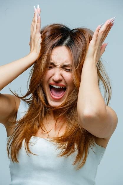 Создать мем эмоции девушка эмоции гнев кричащая девушка Картинки Meme