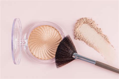 파스텔 배경에 자연스러운 톤의 글리터 하이라이터 스트로크 질감 견본 및 팬 메이크업 브러시의 세련된 오픈 팩 상의 View 닫습니다 0명에 대한 스톡 사진 및 기타 이미지