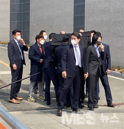 속보 박근혜 전 대통령 사저 앞 발언 중 행인 소주병 던져