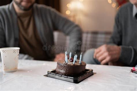 Hijo Y Su Padre Jubilado Celebran El Cumplea Os En El Pastel De Casa Con Velas En La Mesa