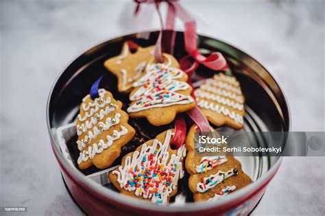 맛 있는 크리스마스 쿠키 접시 텍스트 복사 공간 눈에 덮인 백그라운드에 진저 휴일 축 하 및 요리 개념입니다 새 해 복 많이 받으세요 그리고 크리스마스입니다 엽서입니다 0