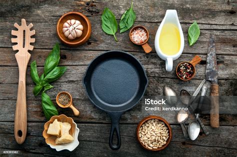 수 제 파스타 소스 바 질 파 르 메 산 치즈 마늘 올리브 오일 잣 후추의 열매와 히말라야에 대 한 재료 평면 레이와 초라한 나무 배경에 소금 건강한 생활방식에 대한 스톡