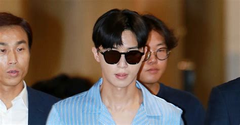 박서준 셔츠입은 멋진 남자 공항패션