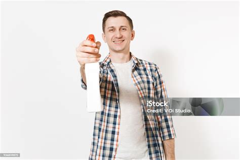 젊은 정부 남자 셔츠 흰색 배경에 고립 청소기 액체 화이트 빈 빈 청소 스프레이 병을 들고 체크 무늬 남자 집 집안일 하 고입니다 광고에 대 한 공간을 복사 합니다 가정