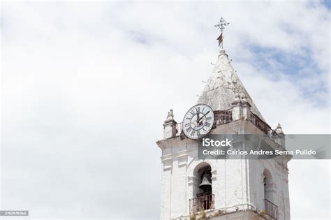 샌프란시스코 교회의 종탑은 보고타의 역사적인 중심지에서 태양에 의해 밝혀졌습니다 맑은 도시 하늘을 배경으로 눈에 띄는 식민지 시대의 건축 아이콘 복사 공간이 있는 이미지 0