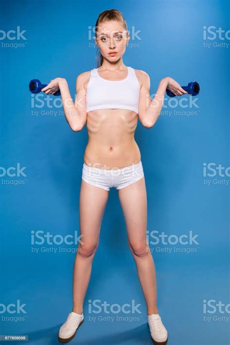 피곤 한 젊은 스포츠 여자 훈련 와 아령 고립 에 블루 에 스튜디오 건강한 생활방식에 대한 스톡 사진 및 기타 이미지 건강한 생활방식 덤벨 백인종 Istock