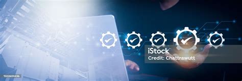 노트북으로 일하는 사업가 확인란에 체크리스트를 표시합니다 비즈니스 과제 목표 전략의 성공적인 완료 통계의 디지털 마케팅 문의 온라인 설문지 양식 검사 보기에 대한 스톡 사진