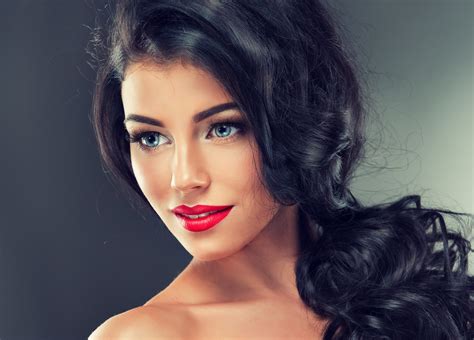 Фото Красивая девушка с голубыми глазами на сером фоне