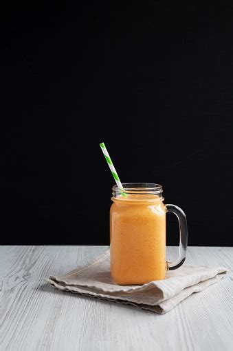 유리 항아리에 수제 당근 클레멘 타인 바나나 스무디 측면도 텍스트를 위한 공간입니다 0명에 대한 스톡 사진 및 기타 이미지 0명 과일 냅킨 Istock