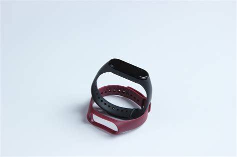 흰색 배경에 교체 가능한 팔찌가있는 스마트 시계 피트니스 추적기 현대 가제트 개인 장식품에 대한 스톡 사진 및 기타 이미지 개인 장식품 건강관리와 의술 건강한 생활