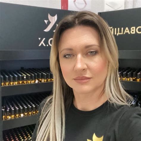 Анжела Гуменна Манікюр Angela Humenna On Threads