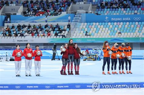 [올림픽] 스피드스케이팅 여자 팀 추월 플라워 세레머니 연합뉴스