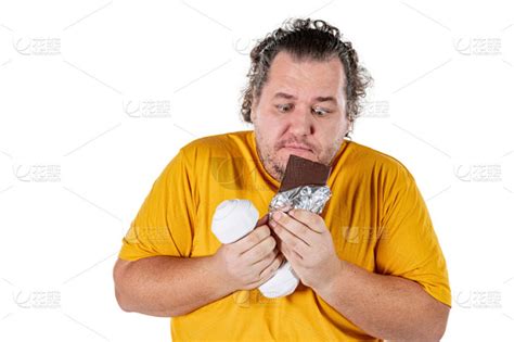 不健康食物 大块头 男人 提举 幽默 分离着色 努力 白色背景 锻炼 吃