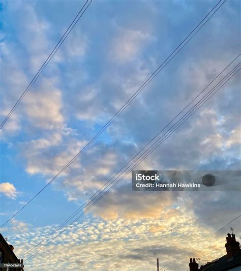태양이 천천히 지는 푸른 하늘 희미하고 푹신한 구름과 집의 굴뚝 꼭대기와 함께 노란 색조 새벽에 대한 스톡 사진 및 기타 이미지 새벽 0명 가을 Istock