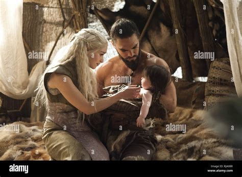 Jason Momoa Emilia Clarke Juego De Tronos Emilia Clarke Has Game Of