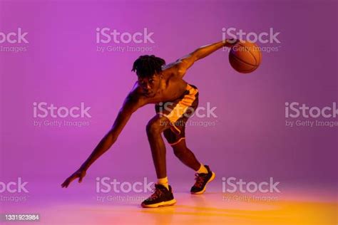 젊은 아프리카 남자 행동에 농구 선수 보라색 네온 배경 위에 고립 된 공으로 모션 18 19세에 대한 스톡 사진 및 기타 이미지 18 19세 개념 건강한 생활방식