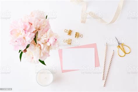 흰색 배경에 분홍색 모란이있는 모크 웨딩 초대장과 봉투 가위에 대한 스톡 사진 및 기타 이미지 가위 결혼식 공란 Istock