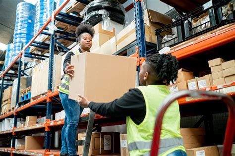 상자를 들고 창고에 두 번째 수준의 구획을 마련하는 여성 팀 저장고 일터에 대한 스톡 사진 및 기타 이미지 저장고 일터 창고 팀워크 Istock