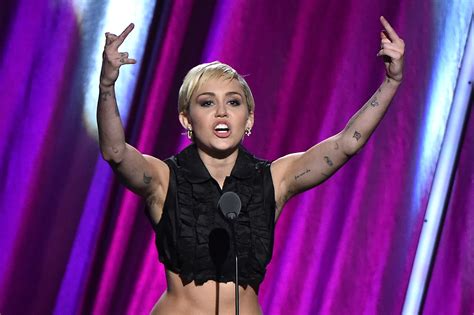 Miley Cyrus Fala Sobre Sexualidade E Afirma ‘você Pode Ser Quem Quiser