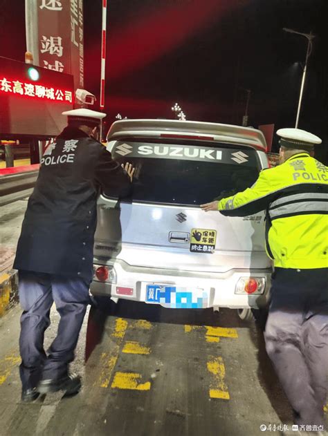 聊城高速交警化身“推车哥”保“您”畅通车辆群众保障