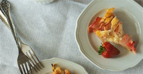 접시에 신선한 딸기와 대황 파이 조각 여름 음식 먹기 상위 뷰 사진 Unsplash의 딸기 이미지