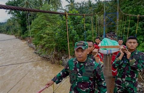 အင်ဒိုနီးရှား တရားမဝင် ရွှေတွင်းမြေပြိုကျမှုမှာ လူ ၁၁ ဦး သေဆုံးပြီး ၃၅ ဦး ဒဏ်ရာရ Ayeyarwaddy Times
