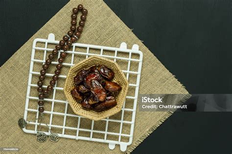 테이블 평면도 장식의 항공 이미지 라마단 카림 휴일 배경 묵 주 플랫 누워 날짜 Gt 장식 사무실 책상에 현대적인 소박한 검은 나무에 필수적인 개체입니다 공간을 모의 복사