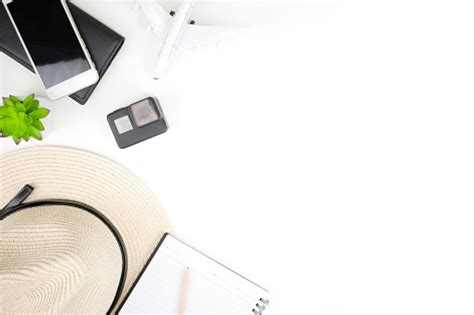 흰색 배경에 여행자를위한 액세서리 복사 공간 맨 위 보기 0명에 대한 스톡 사진 및 기타 이미지 0명 가방 개념 Istock