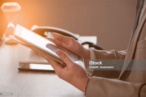 직장에서 디지털 태블릿 Pc를 사용하는 사업가 비즈니스 앱 개념 클로즈업 보기 모래시계에 대한 스톡 사진 및 기타 이미지 모래시계 집 전화 Brand Name