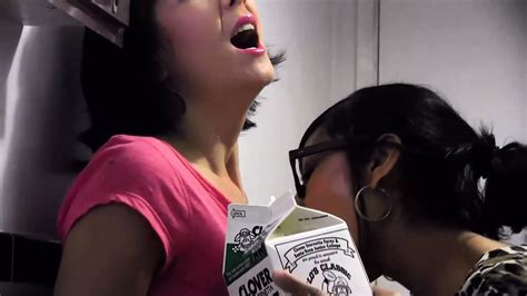 पेटिट सर्विस गर्ल स्पिल्स ऑन द कस्टमर बैक रूम में वह अनड्रेस करती है और उसे क्लीन डीप इन योनी