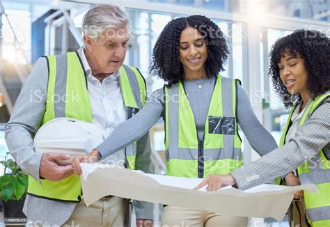 건축 청사진 및 건설 팀 계획 프로젝트 전략 및 협업을 계획합니다 엔지니어링 설계 및 산업 인프라 개발을 위한 그룹 다양성 및 평면도 25 29세에 대한 스톡 사진 및 기타