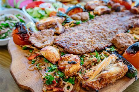 샐러드와 애피타이저를 곁들인 전통 터키식 아다나 케밥 선택적 초점 터키 요리 식사 저녁 식사 테이블입니다 0명에 대한 스톡 사진 및 기타 이미지 Istock