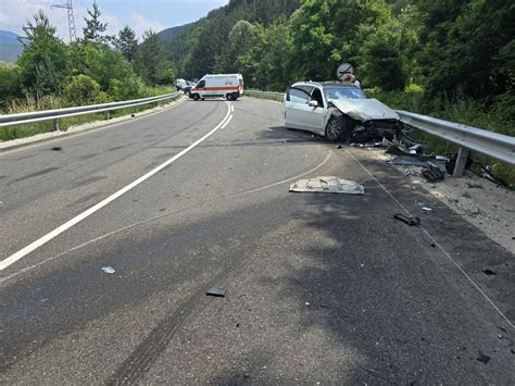 СНИМКИ Шест човека пострадаха при тежка катастрофа на пътя Банско Гоце Делчев
