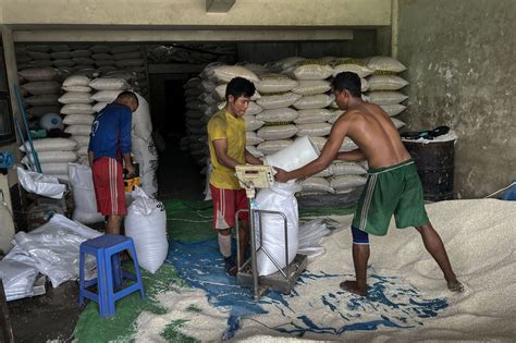 မုန်တိုင်းကိုစိုးရိမ်ပြီး ဆန်ဝယ်မစုဖို့ ဆန်စပါးအသင်း တိုက်တွန်း — မြန်မာဌာန