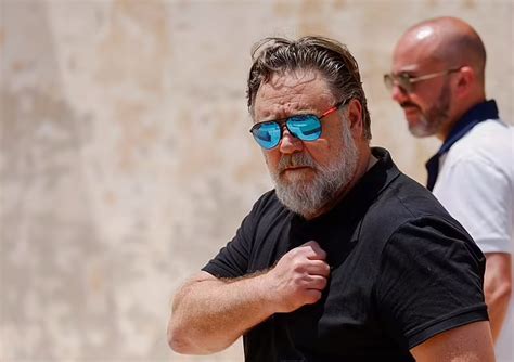 عکس رونمایی راسل کرو از مجسمه گلادیاتور شکلاتی که در ابعاد واقعی