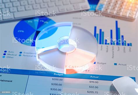 데이터 차트와 원형 차트 3 차원 렌더링 사무실 책상의 최고 볼 수 있습니다 3차원 형태에 대한 스톡 사진 및 기타 이미지 3차원 형태 World Trade