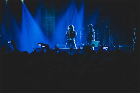 가수 군중 그룹 성과 기타 기타리스트 나이트클럽 드러머 드럼 라이브 공연 라이브 밴드 라이브 음악 레크리에이션 무대에서 가수 뮤지션 뮤지컬 이벤트