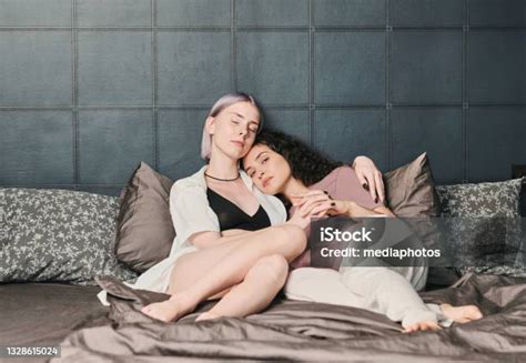 Красивые Молодые Лесбиянки Обнимаются Лежа В Постели С Атласным Бельем — стоковые фотографии и