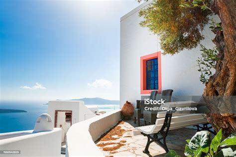 그리스 산토리니 섬의 흰색 건축물 바다 전망을 감상할 수 있는 아름다운 테라스 민박에 대한 스톡 사진 및 기타 이미지 민박 전통 0명 Istock