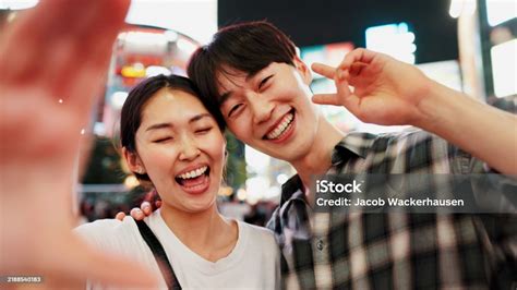평화의 표시 밤과 셀카는 유대감 사랑 또는 관광을 위해 일본에서 함께 도시에서 커플과 함께합니다 재미 있는 사진과 일본 여자의 미소는 휴가 여행 또는 휴가를 위해 도시