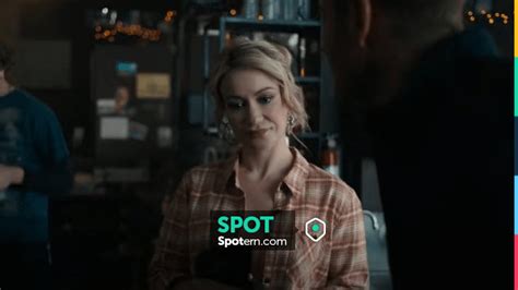 patagonia flan­nel shirt worn by rebecca pendergast stefanie von pfetten as seen in tracker