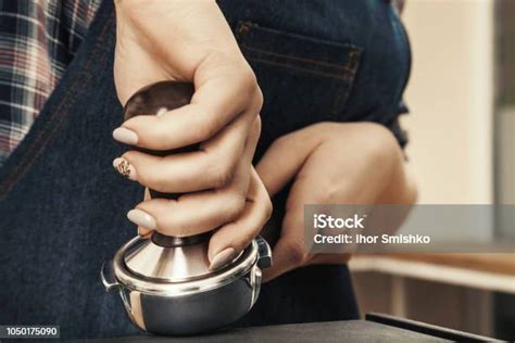 바리 스타 탬 퍼를 사용 하 여 지상 커피 프레스 격 조 그림입니다 기계류에 대한 스톡 사진 및 기타 이미지 기계류 따르기 레스토랑 Istock